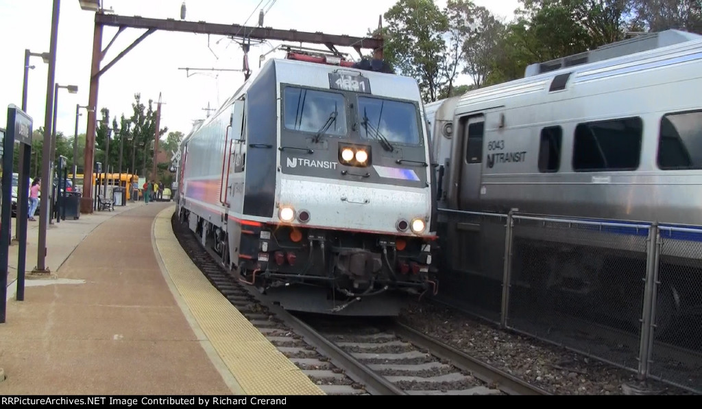 ALP-46 4621 Meeting Train 6656